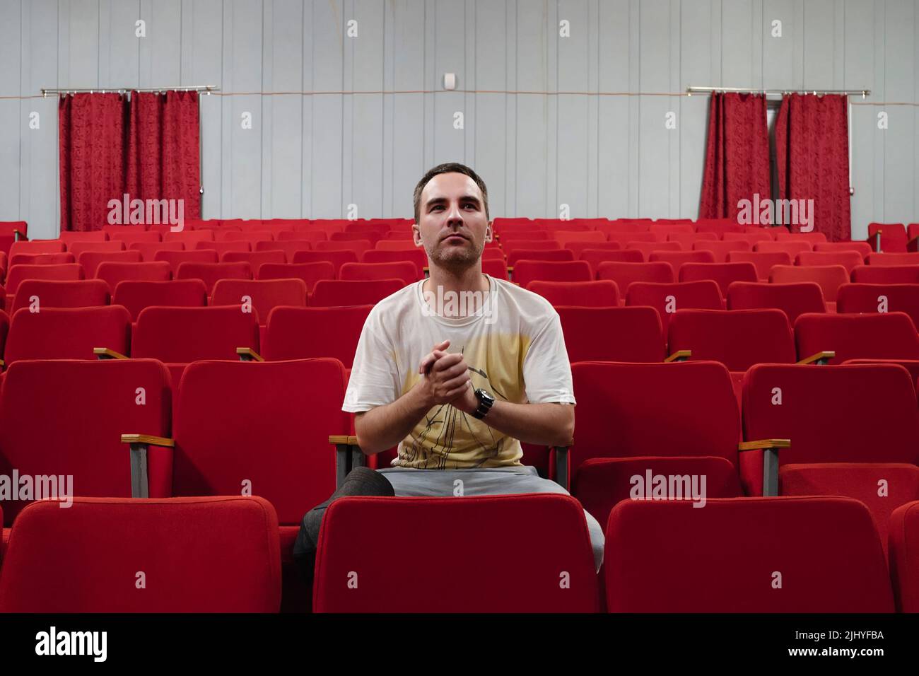 Man sitting in empty cinema hi-res stock photography and images - Alamy
