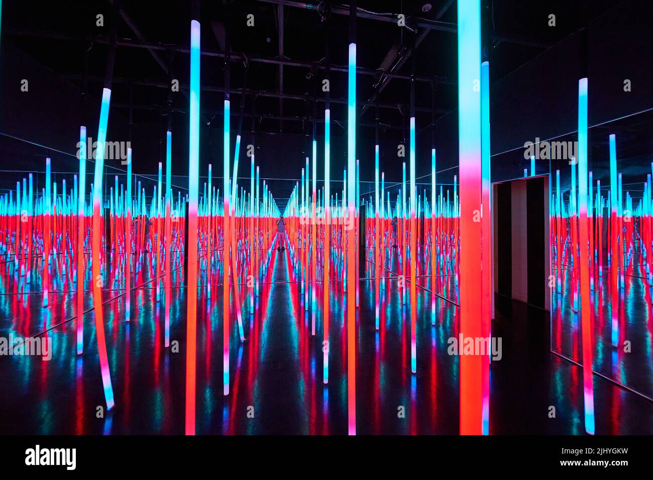 Laser mirror science hi-res stock photography and images - Alamy