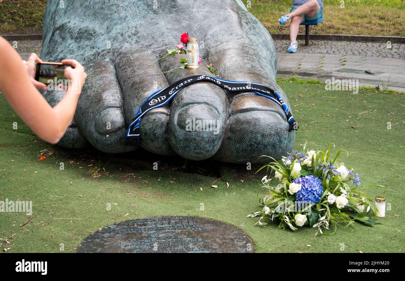Hamburg, Germany. 21st July, 2022. A woman takes a photo of a bronze in ...