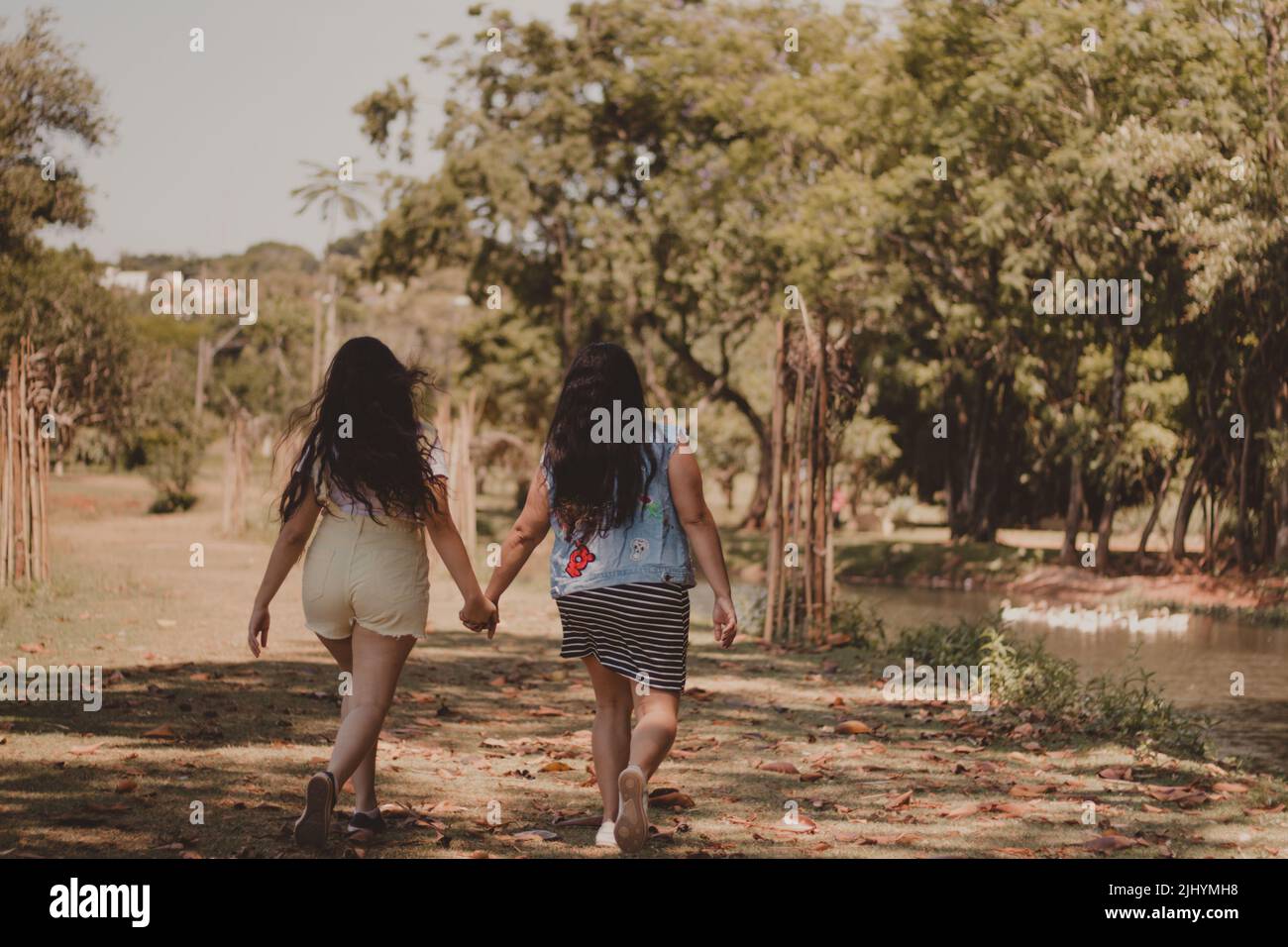 Two girls side by side hi-res stock photography and images - Alamy