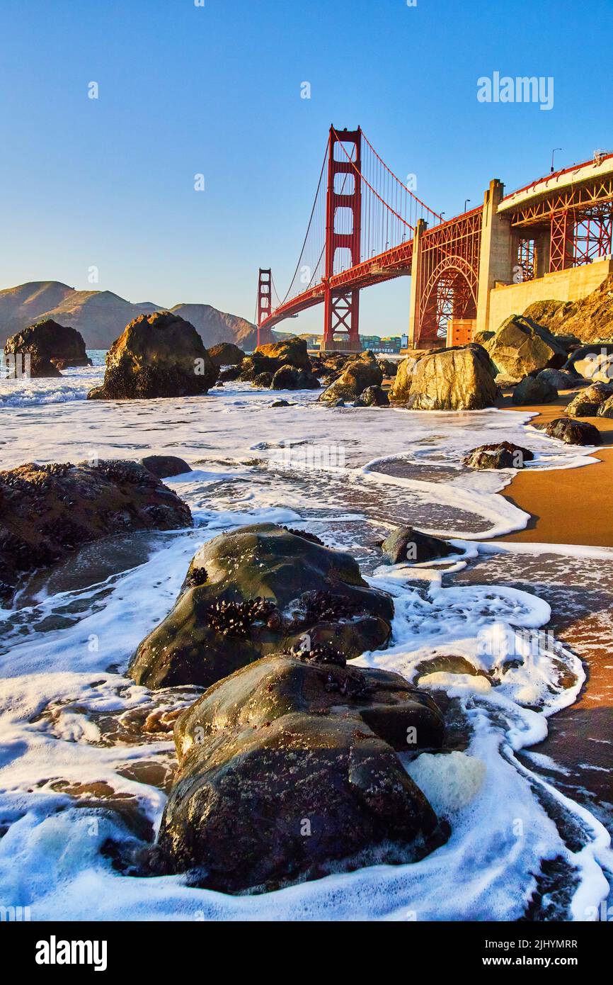 Waves crash on rocks next hi-res stock photography and images - Alamy