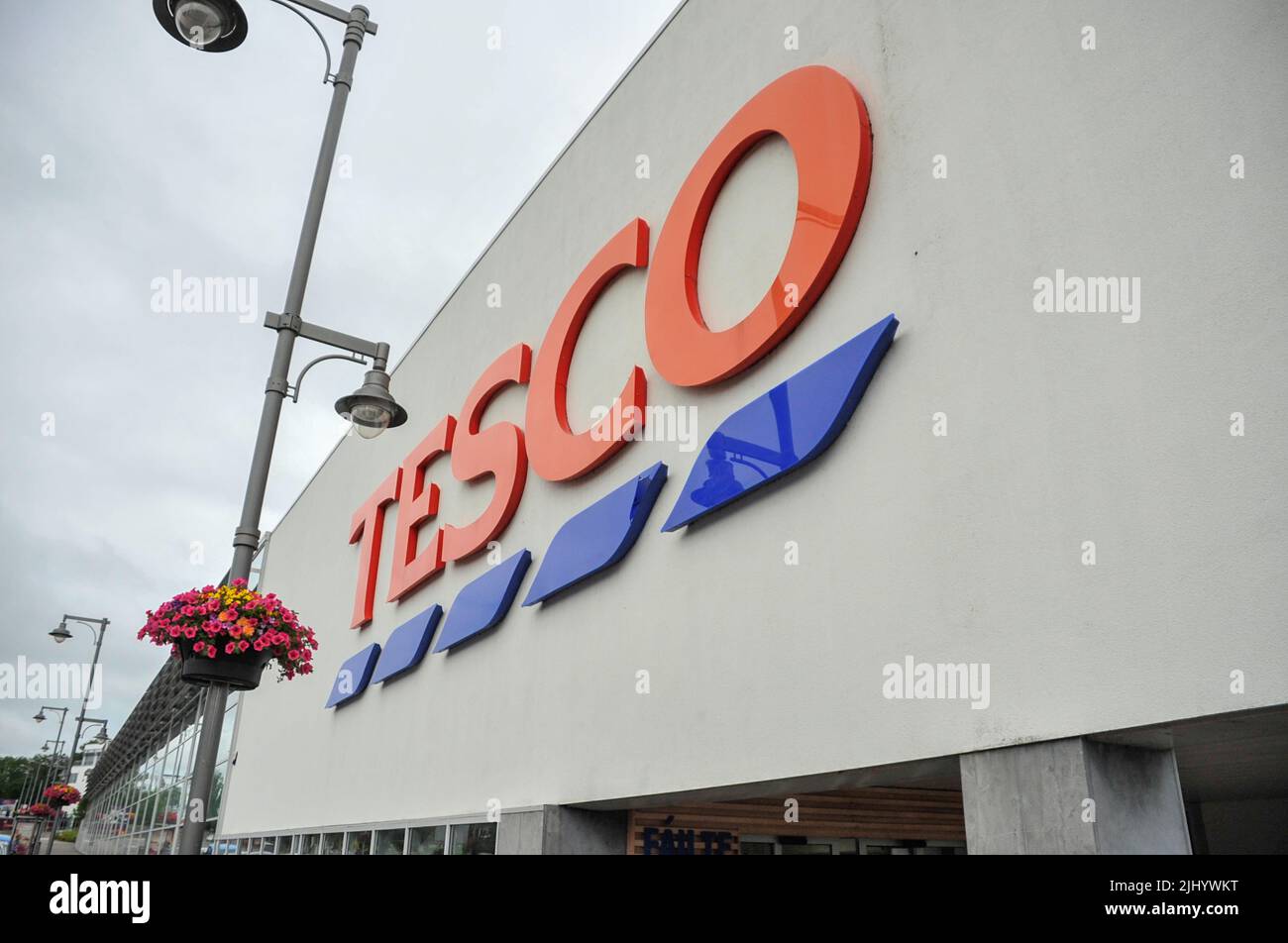 Tesco ireland sign hi-res stock photography and images - Alamy