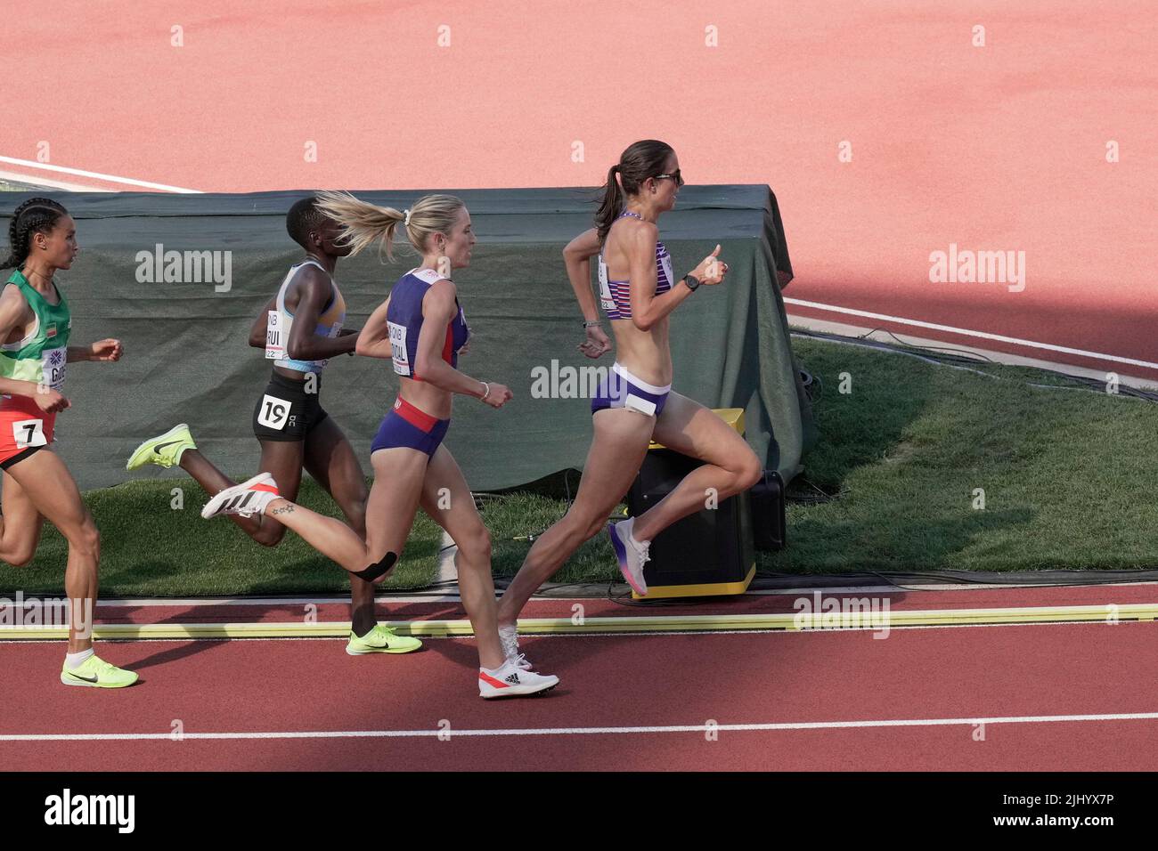 Eugene,, 20 Jul 2022 Jessica Judd (GBR) (R) during the World Athletics ...