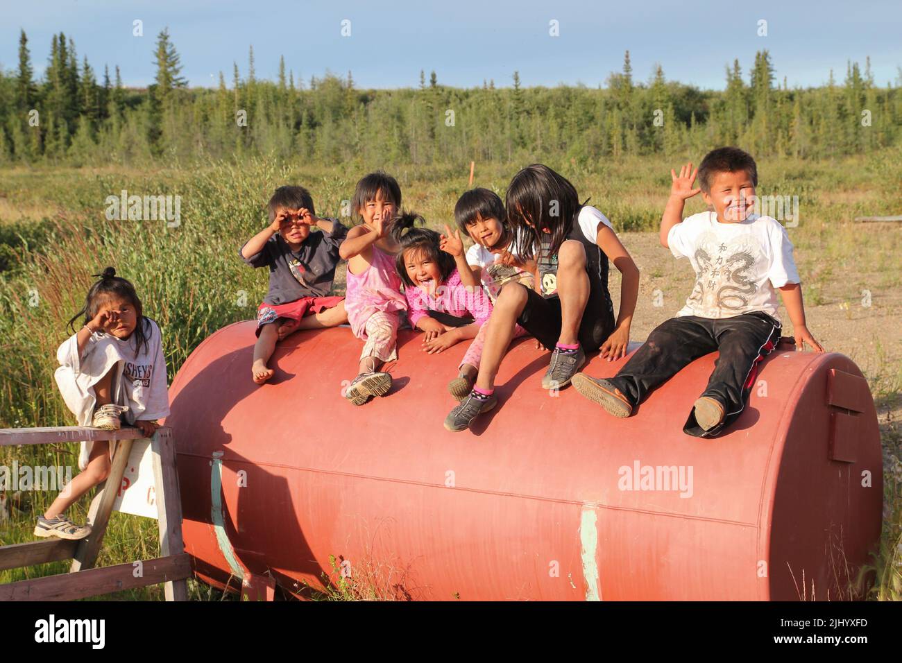 Canada aboriginal children playing hi-res stock photography and images ...