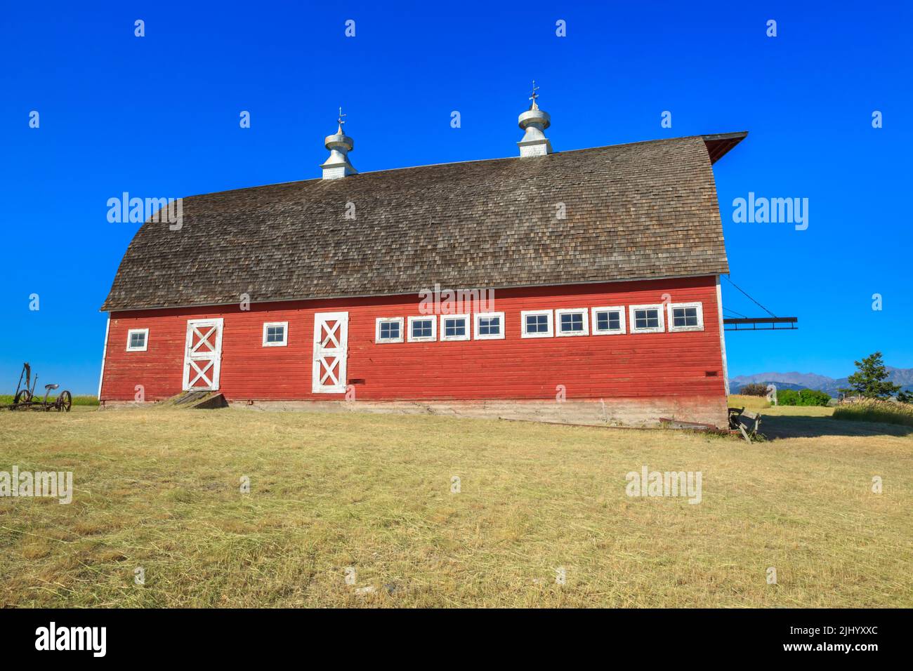 old red barn on cottonwood bench near clyde park, montana Stock Photo ...
