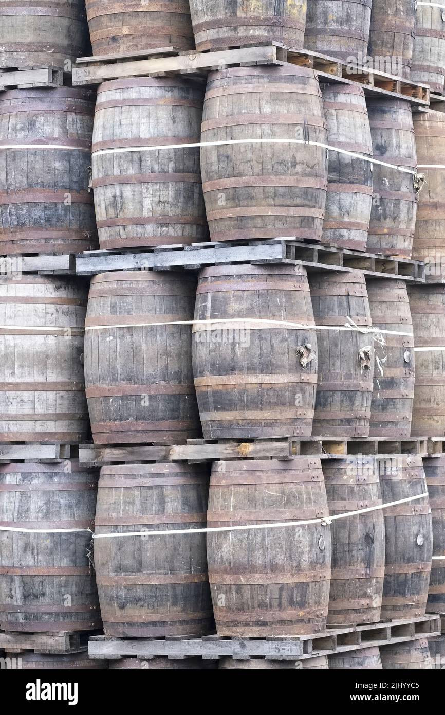 Whisky casks scotland warehouse hi-res stock photography and images - Alamy