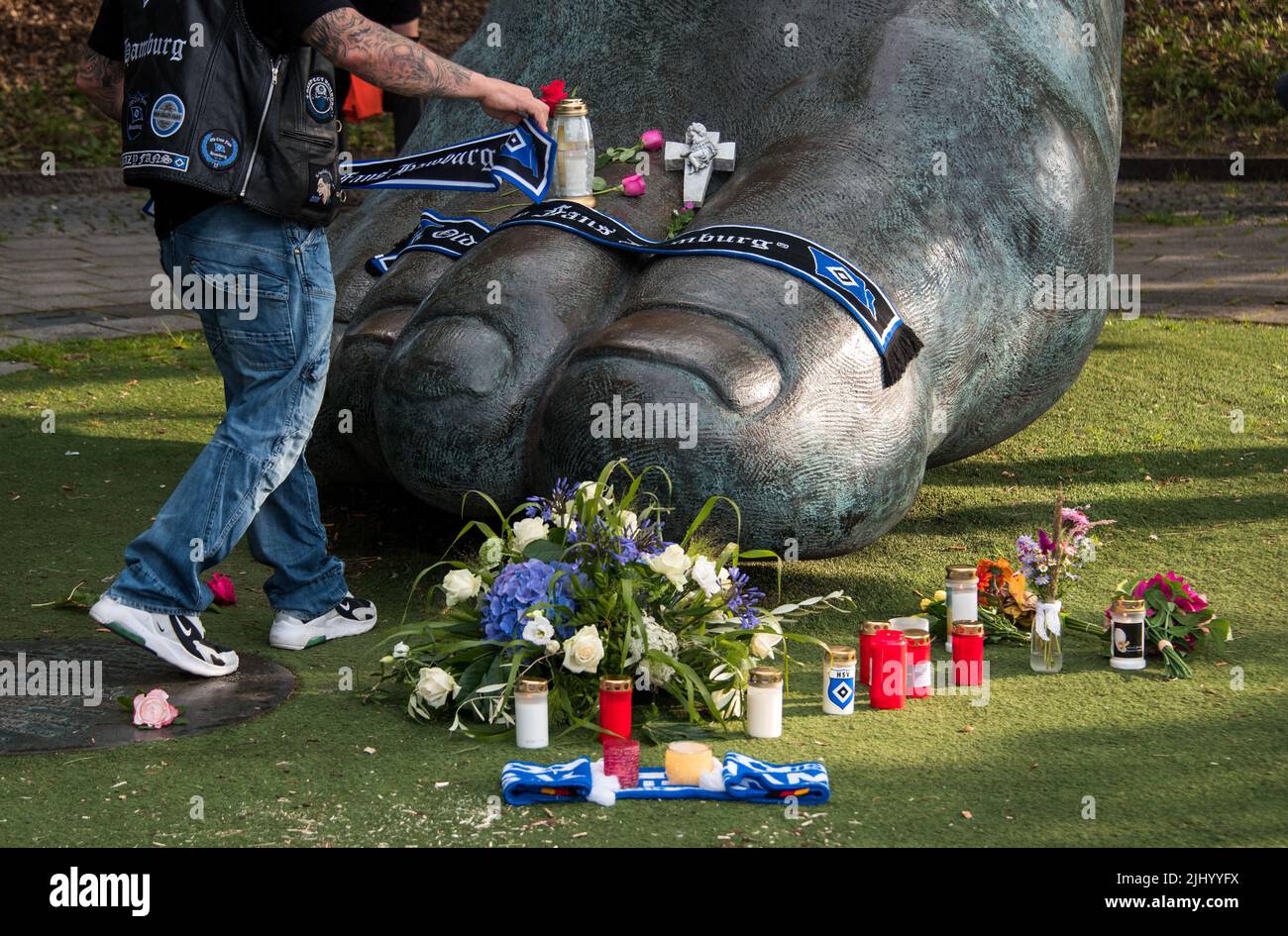 Hamburg, Germany. 21st July, 2022. On and in front of a bronze in front ...