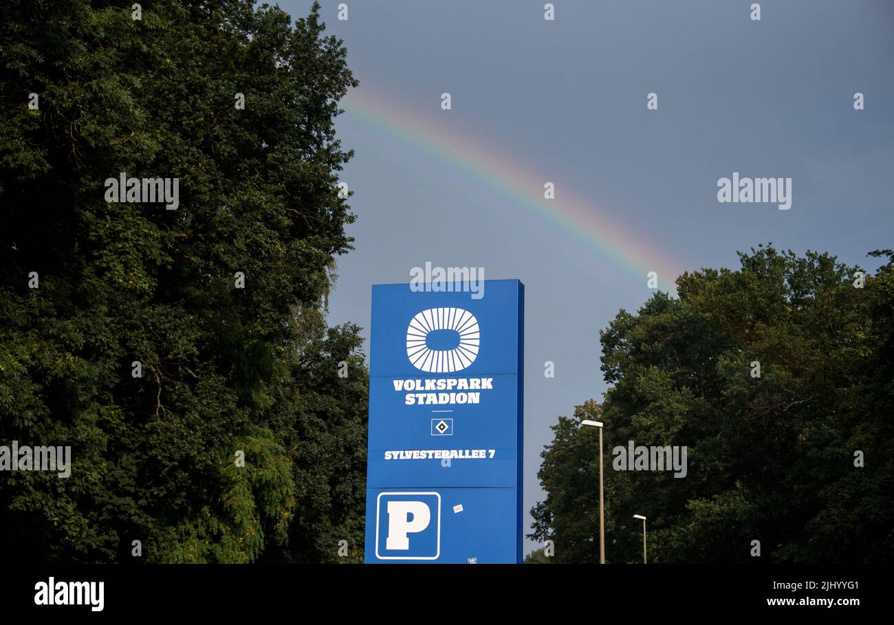 Hamburg, Germany. 21st July, 2022. A rainbow appears in the sky above ...