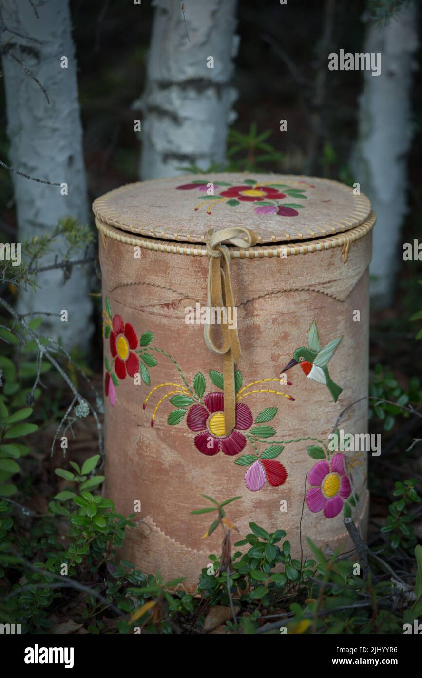 Canada indigenous basket hi-res stock photography and images - Alamy