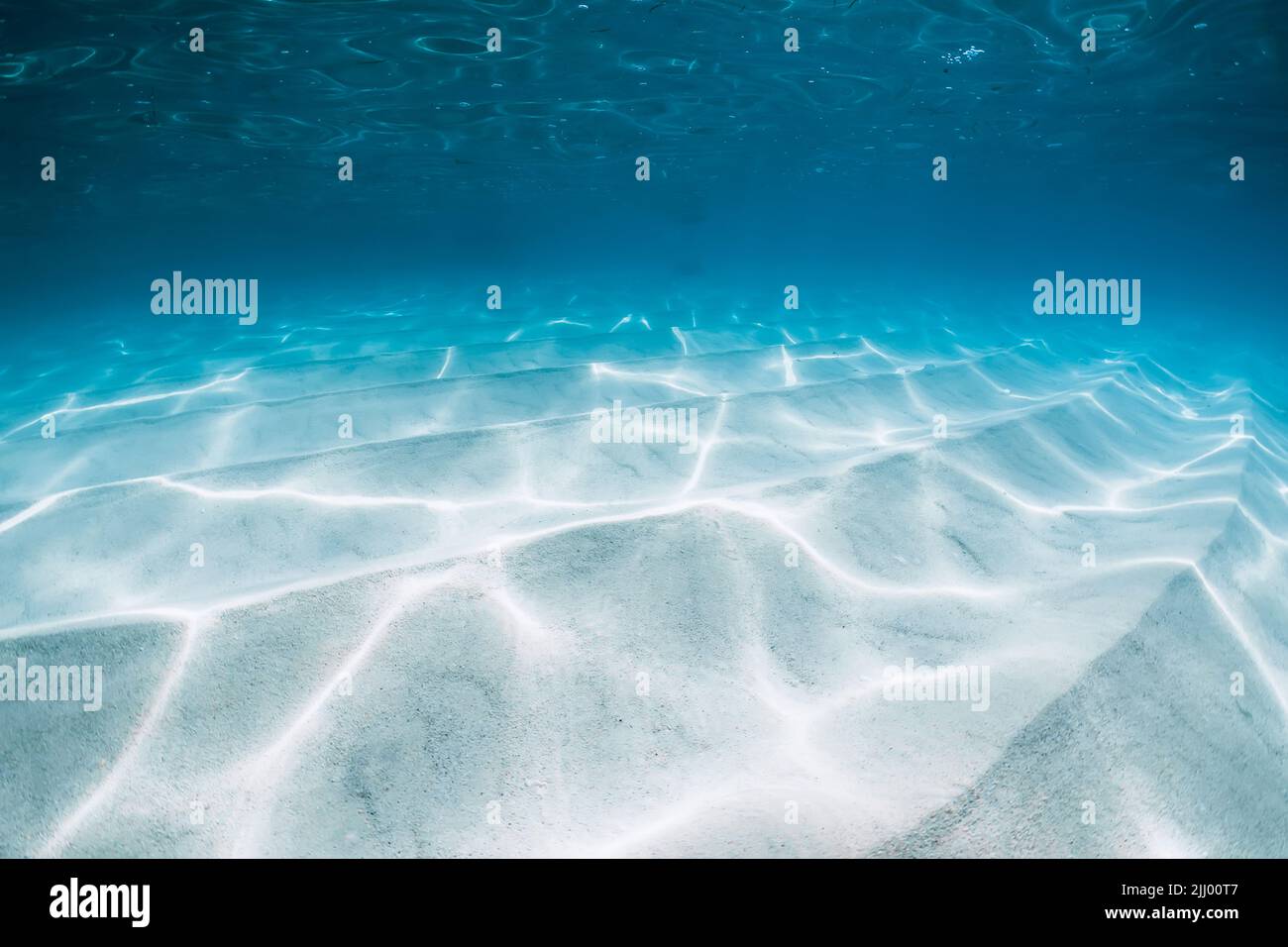 Underwater transparent ocean with white sandy bottom in Hawaii Stock ...