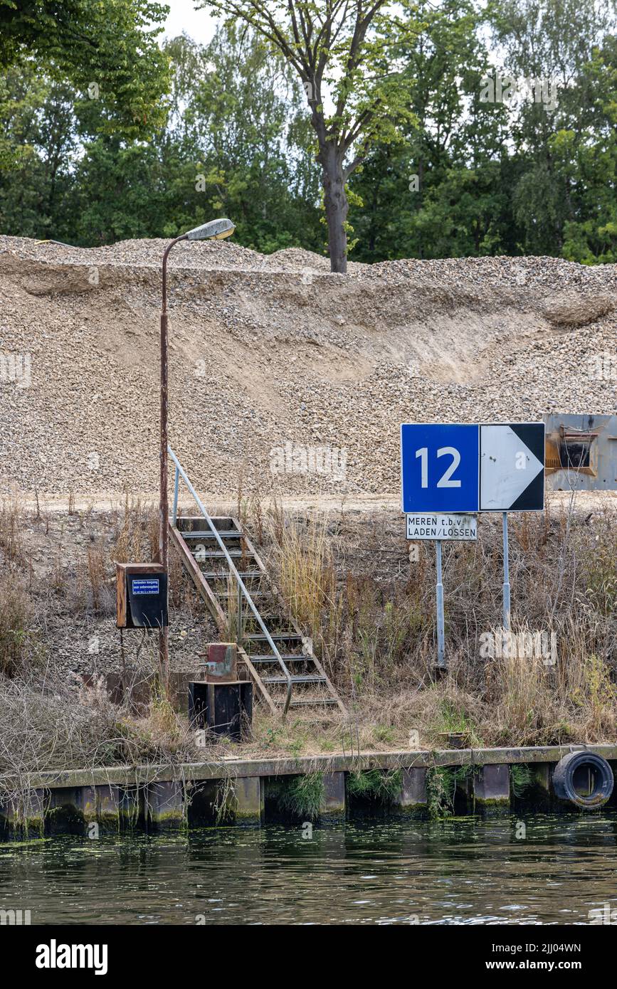 Ships signs hi-res stock photography and images - Alamy