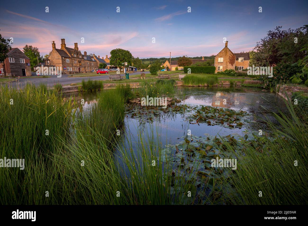 Willersey village duck pond Stock Photo - Alamy