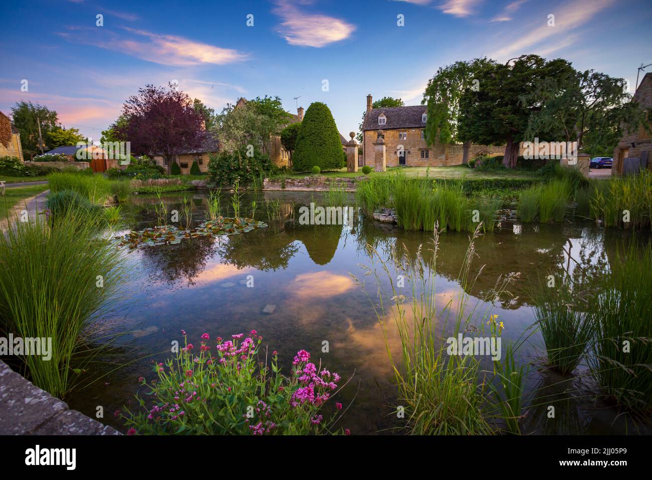 Willersey village duck pond Stock Photo - Alamy