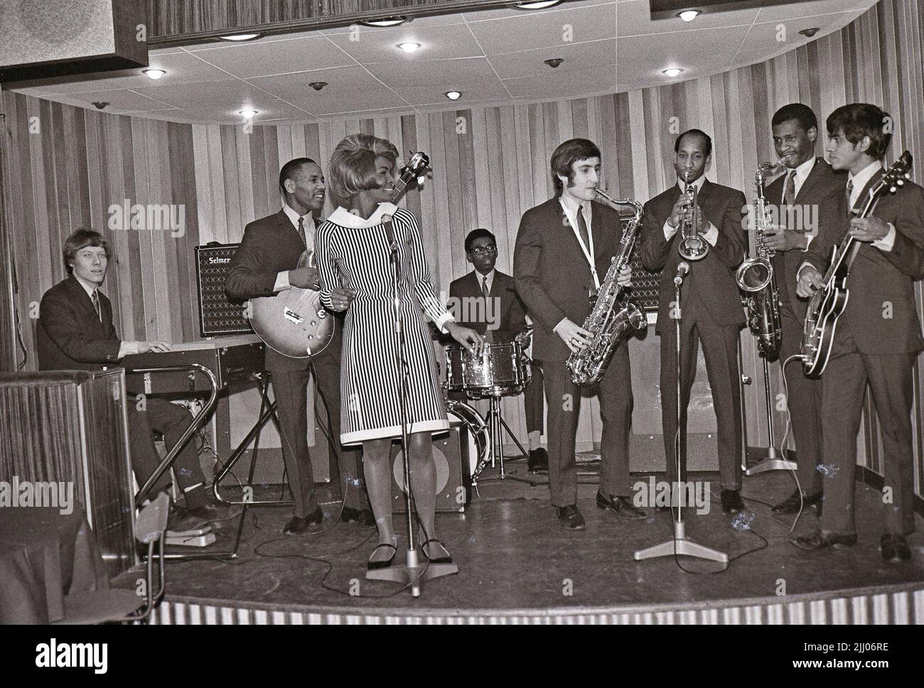 MAXINE BROWN American Soul singer in 1965 Stock Photo - Alamy