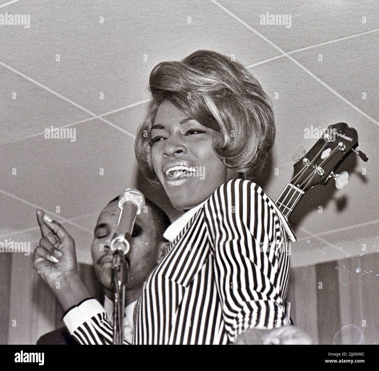 MAXINE BROWN American Soul singer in 1965 Stock Photo - Alamy