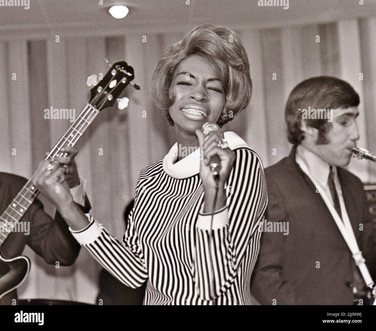 MAXINE BROWN American Soul singer in 1965 Stock Photo - Alamy
