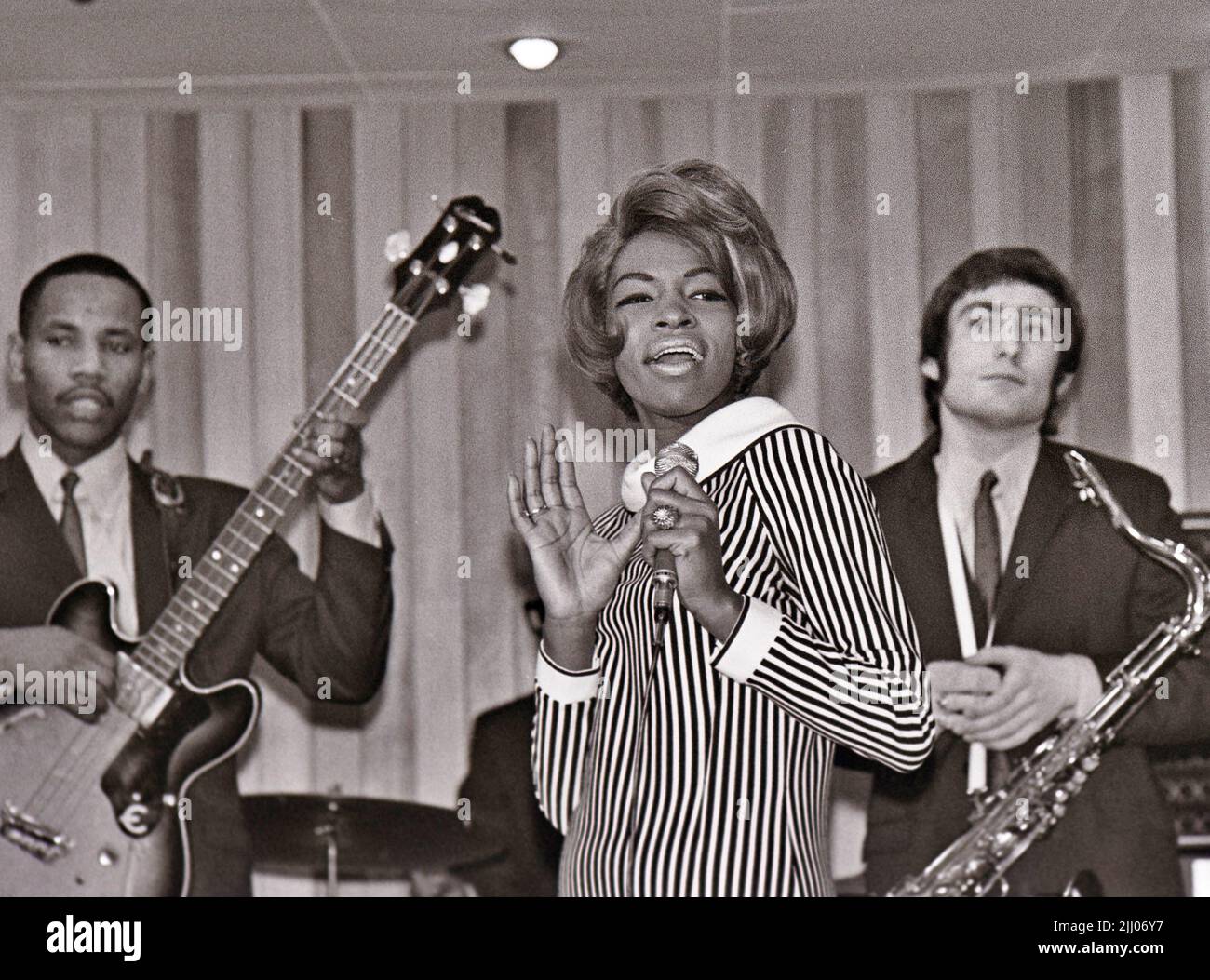 MAXINE BROWN American Soul singer in 1965 Stock Photo - Alamy