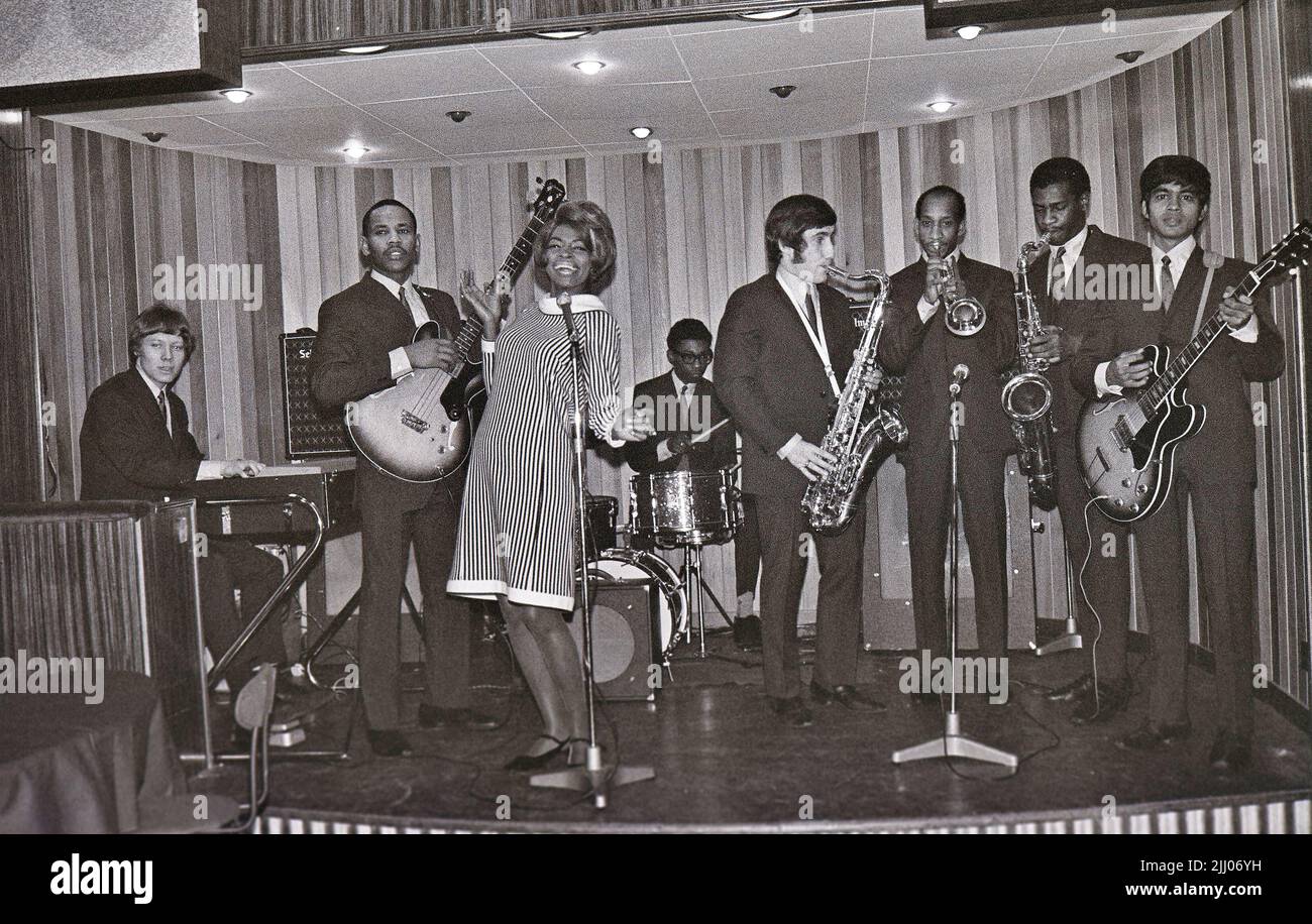 MAXINE BROWN American Soul singer in 1965 Stock Photo - Alamy