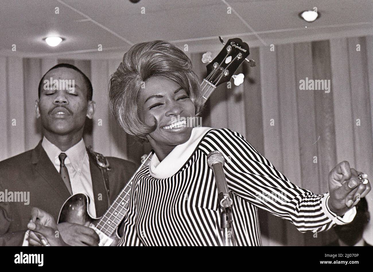 MAXINE BROWN American Soul singer in 1965 Stock Photo - Alamy