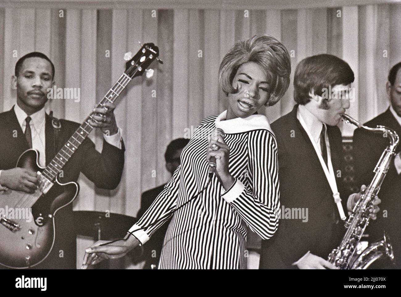 MAXINE BROWN American Soul singer in 1965 Stock Photo - Alamy