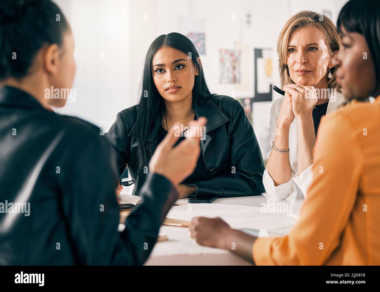 Join in on conversation hi-res stock photography and images - Alamy