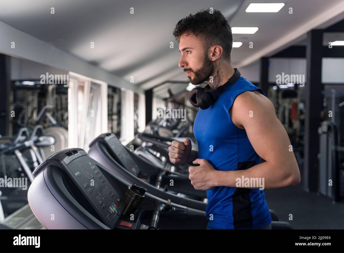 Guy running on treadmill hi-res stock photography and images - Alamy