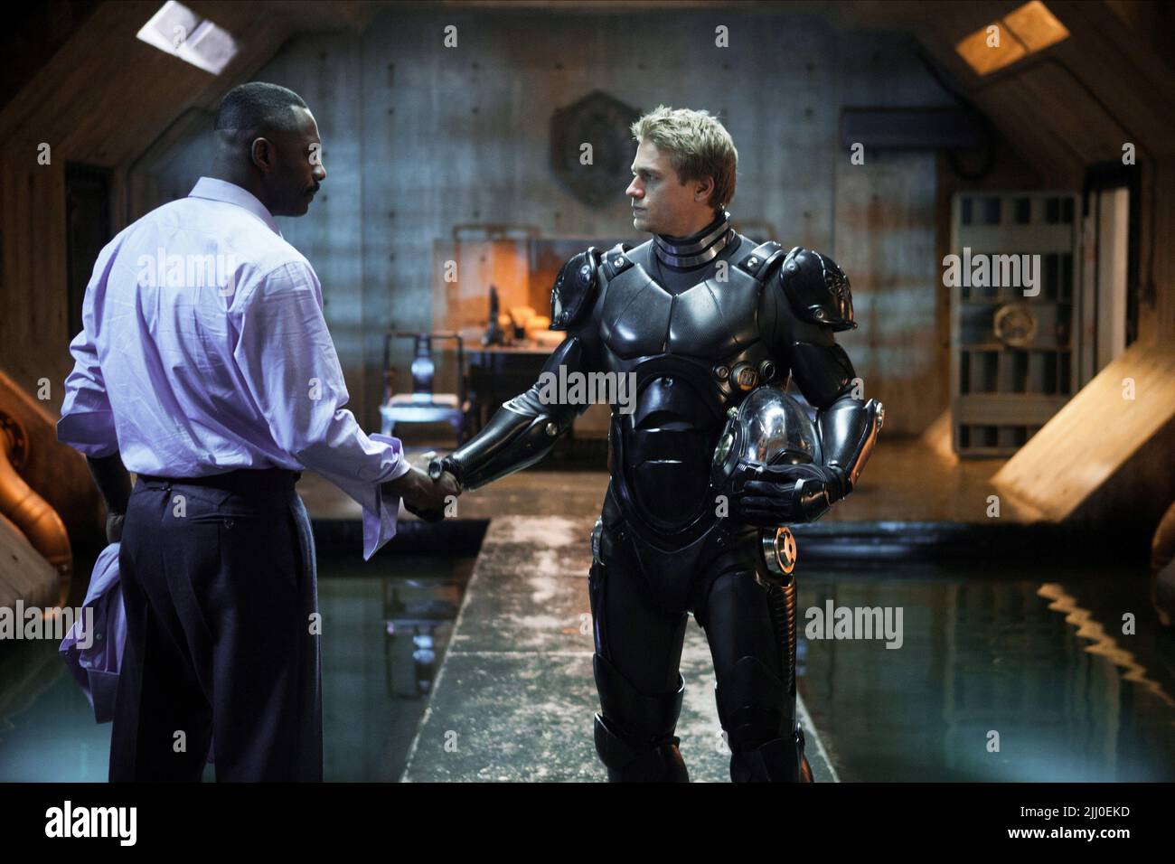IDRIS ELBA, CHARLIE HUNNAM, PACIFIC RIM, 2013 Stock Photo - Alamy