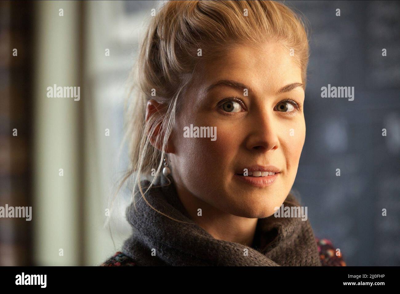 ROSAMUND PIKE, THE WORLD'S END, 2013 Stock Photo - Alamy ROSAMUND PIKE, THE WORLD'S END, 2013 Stock Photo - Alamy
