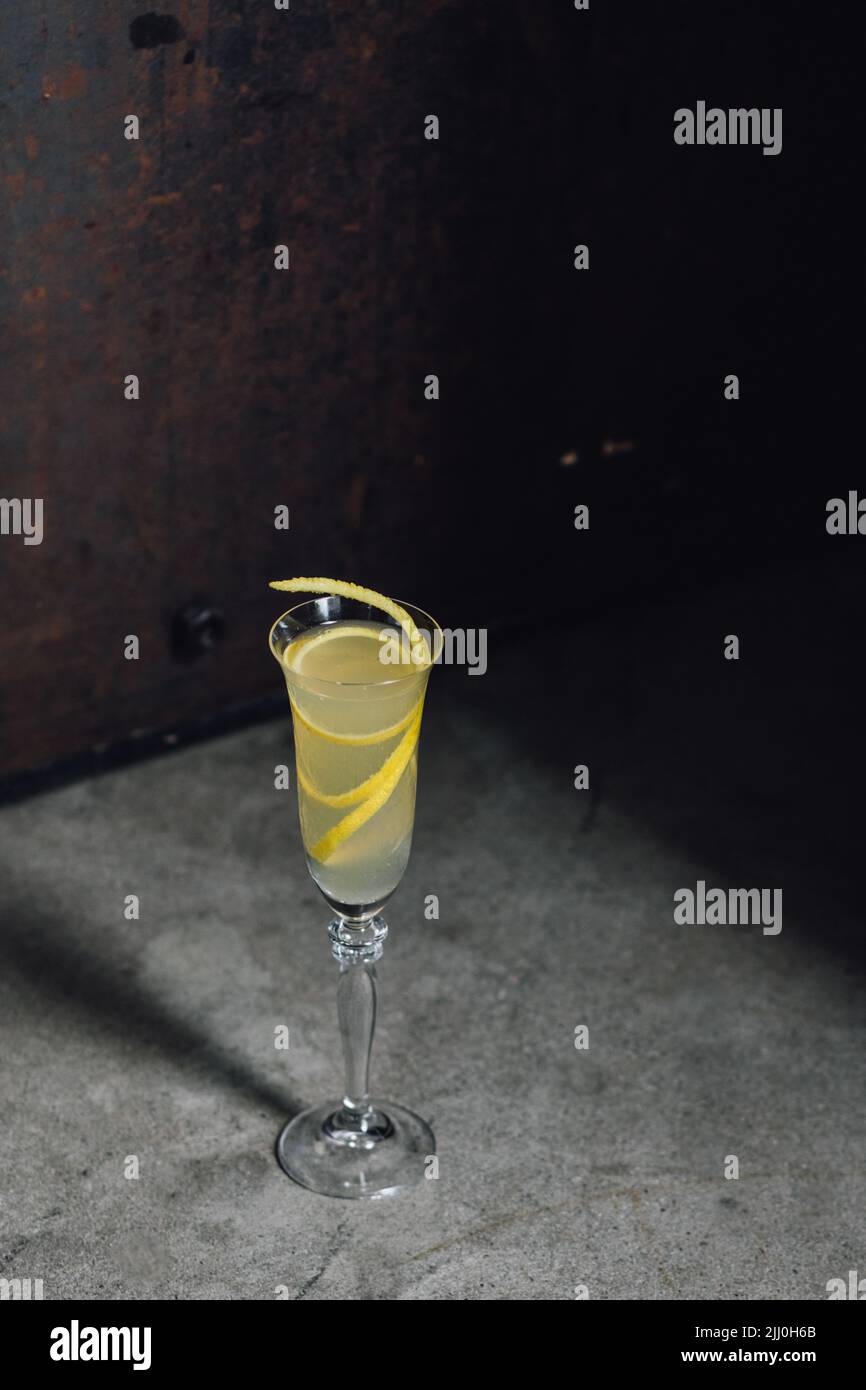 French 75 cocktail in Champagne flute with lemon twist Stock Photo - Alamy
