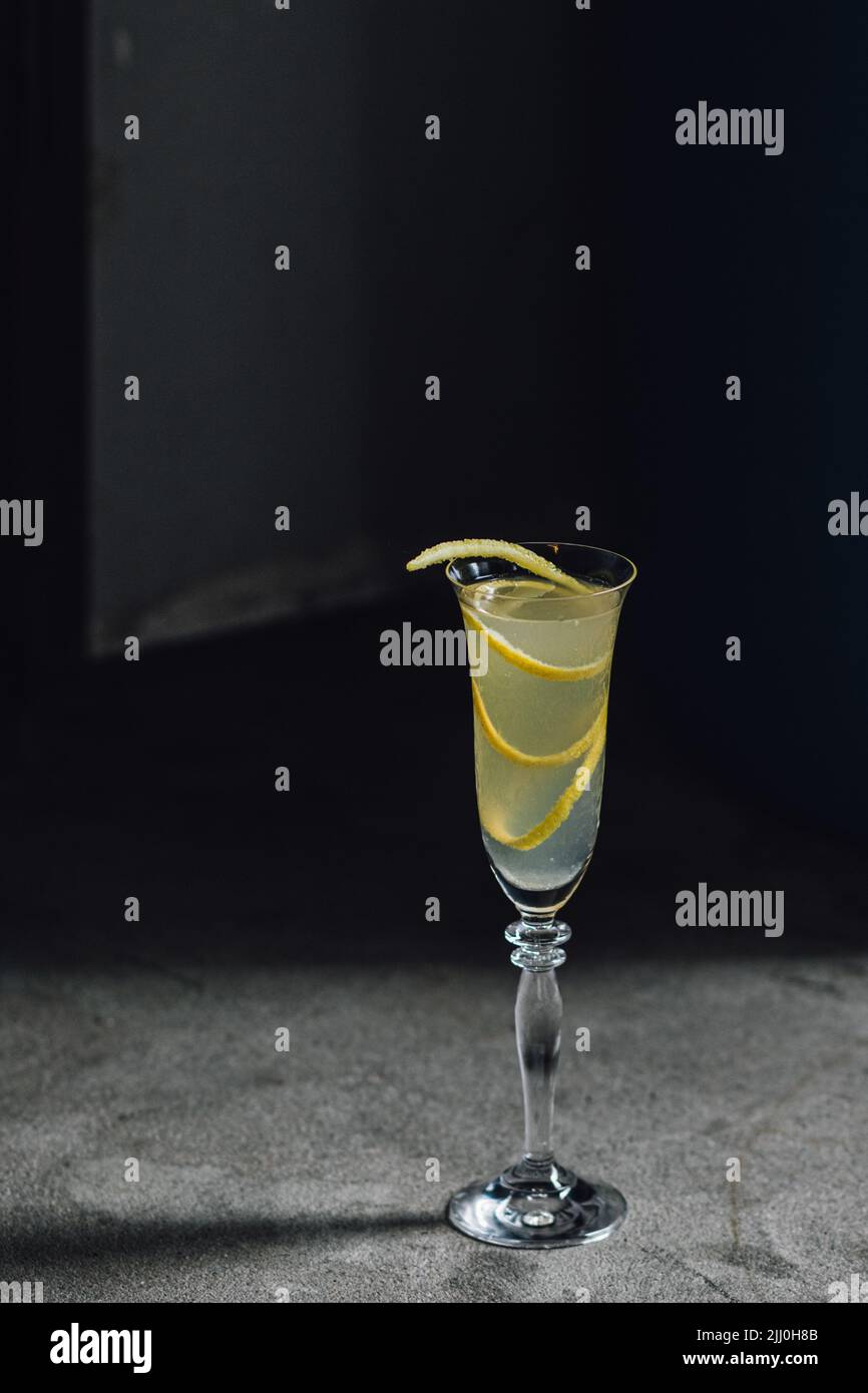 French 75 cocktail in Champagne flute with lemon twist Stock Photo - Alamy