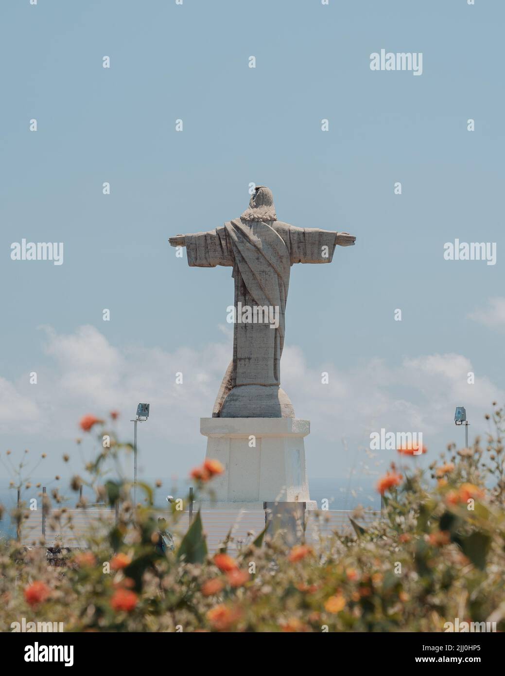 Sculpture behind flowers hi-res stock photography and images - Alamy