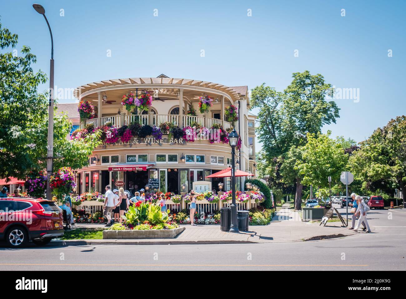 Niagara on the lake street filled with visitors during the summer ...