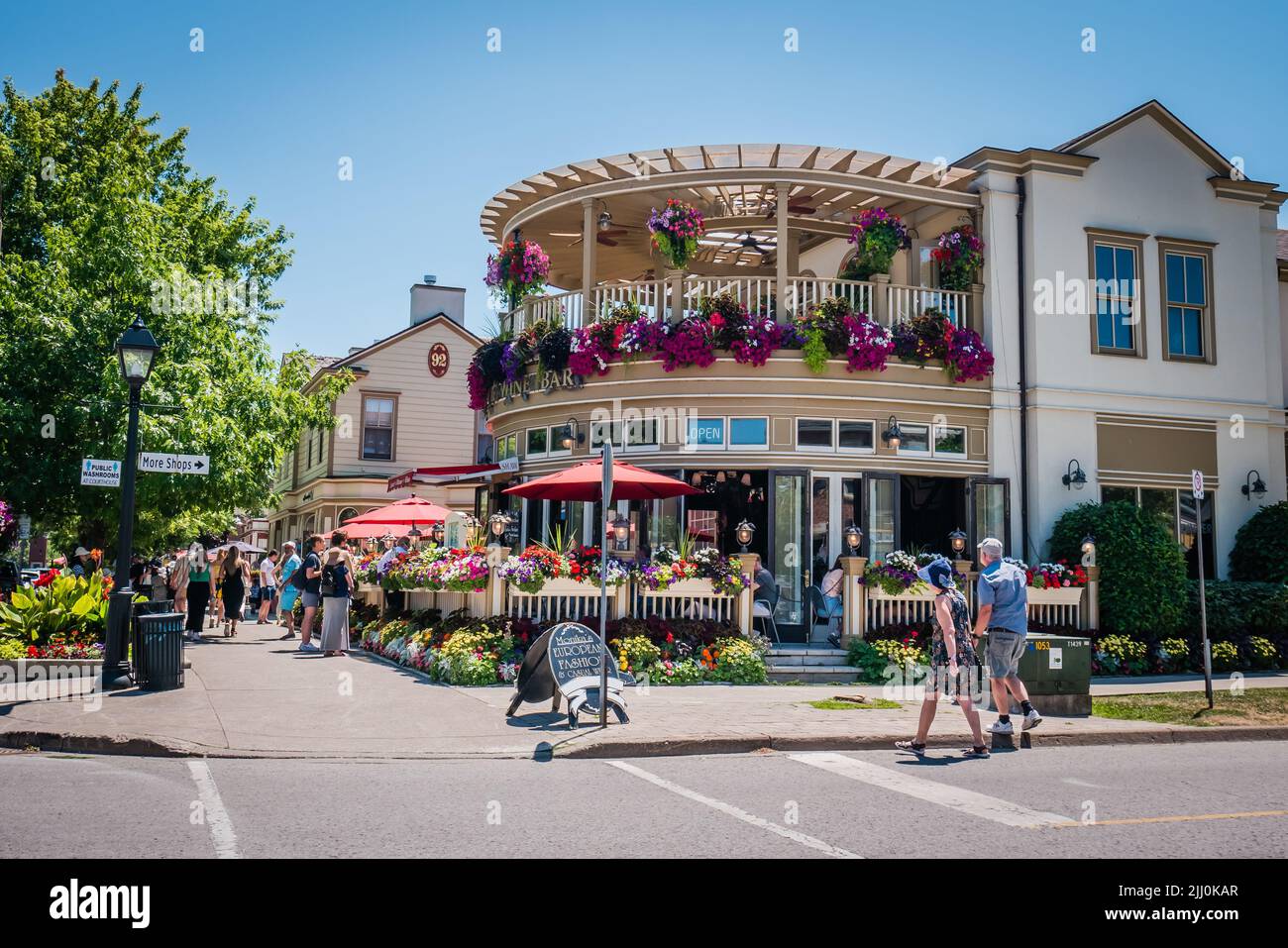 Niagara on the lake street filled with visitors during the summer ...