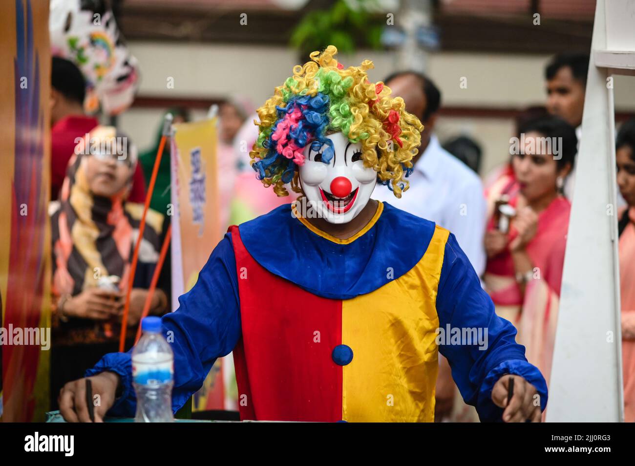 A clown entertaining people in Bangladesh Stock Photo - Alamy