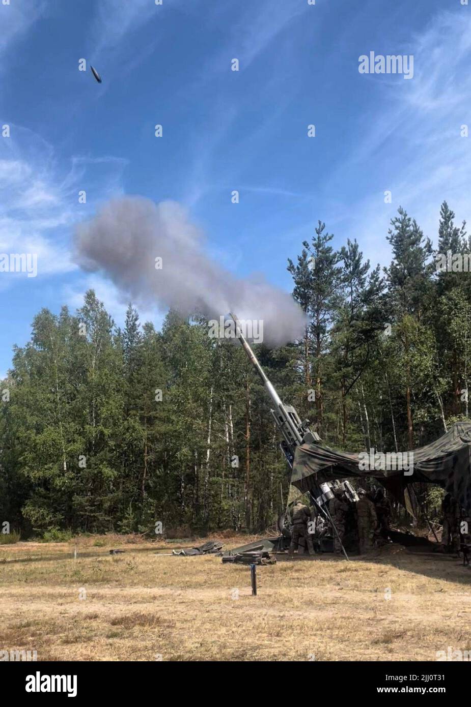 Us army field artillery howitzer hi-res stock photography and images ...