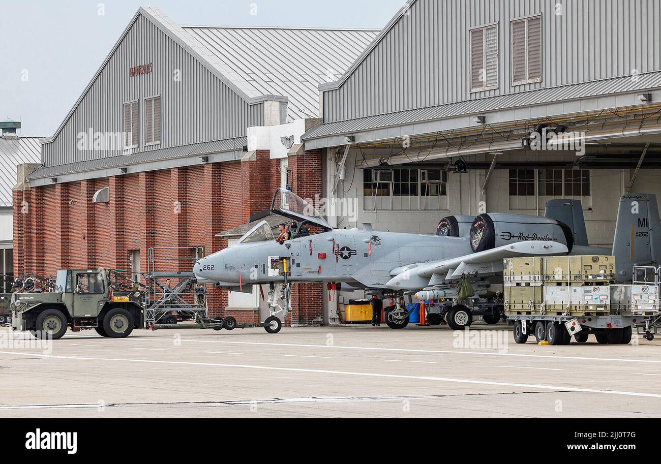 Airmen from the 127th Maintenance Group tow an A-10 Thunderbolt II from ...
