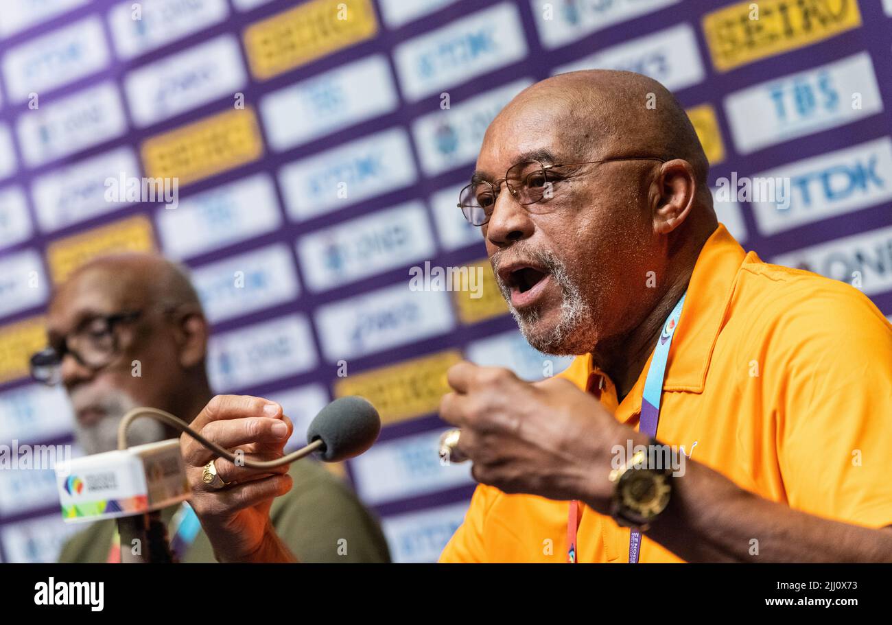 Eugene, USA. 21st July, 2022. Olympic champion Tommie C. Smith (r) sits ...