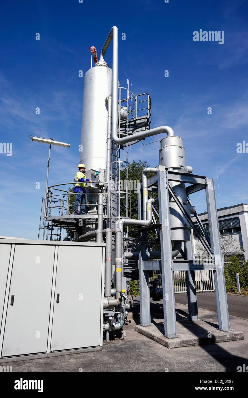 Frankenthal, Germany. 18th July, 2022. An employee of the company ...