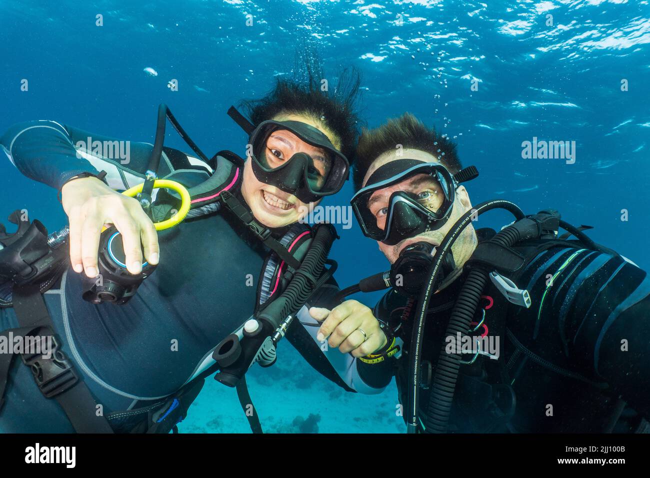 couple diving in the clear water at the Tubbataha Reef Stock Photo - Alamy