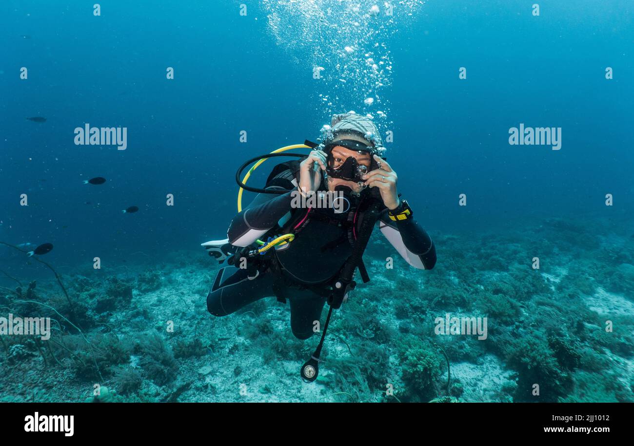 Diver ascending ocean floor hi-res stock photography and images - Alamy