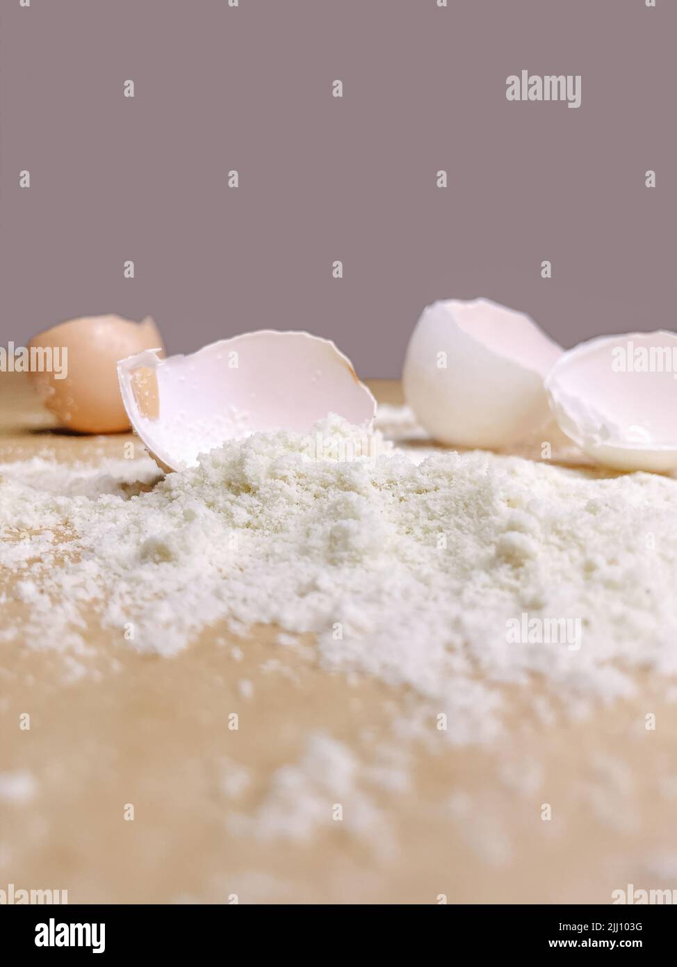 Dish with egg shells hi-res stock photography and images - Alamy