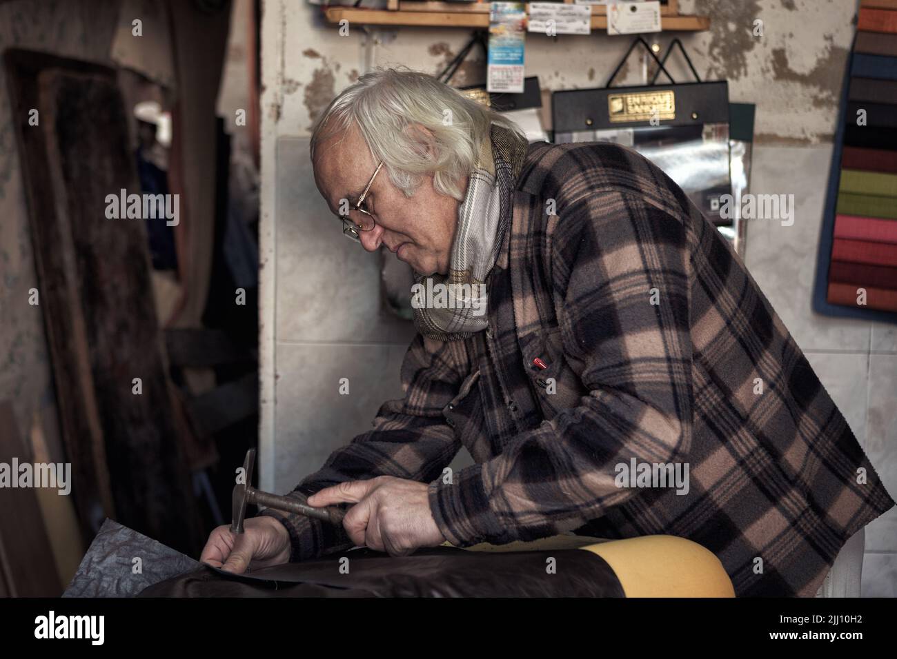 Traditional stewman man stewing fabrics by hand Stock Photo - Alamy