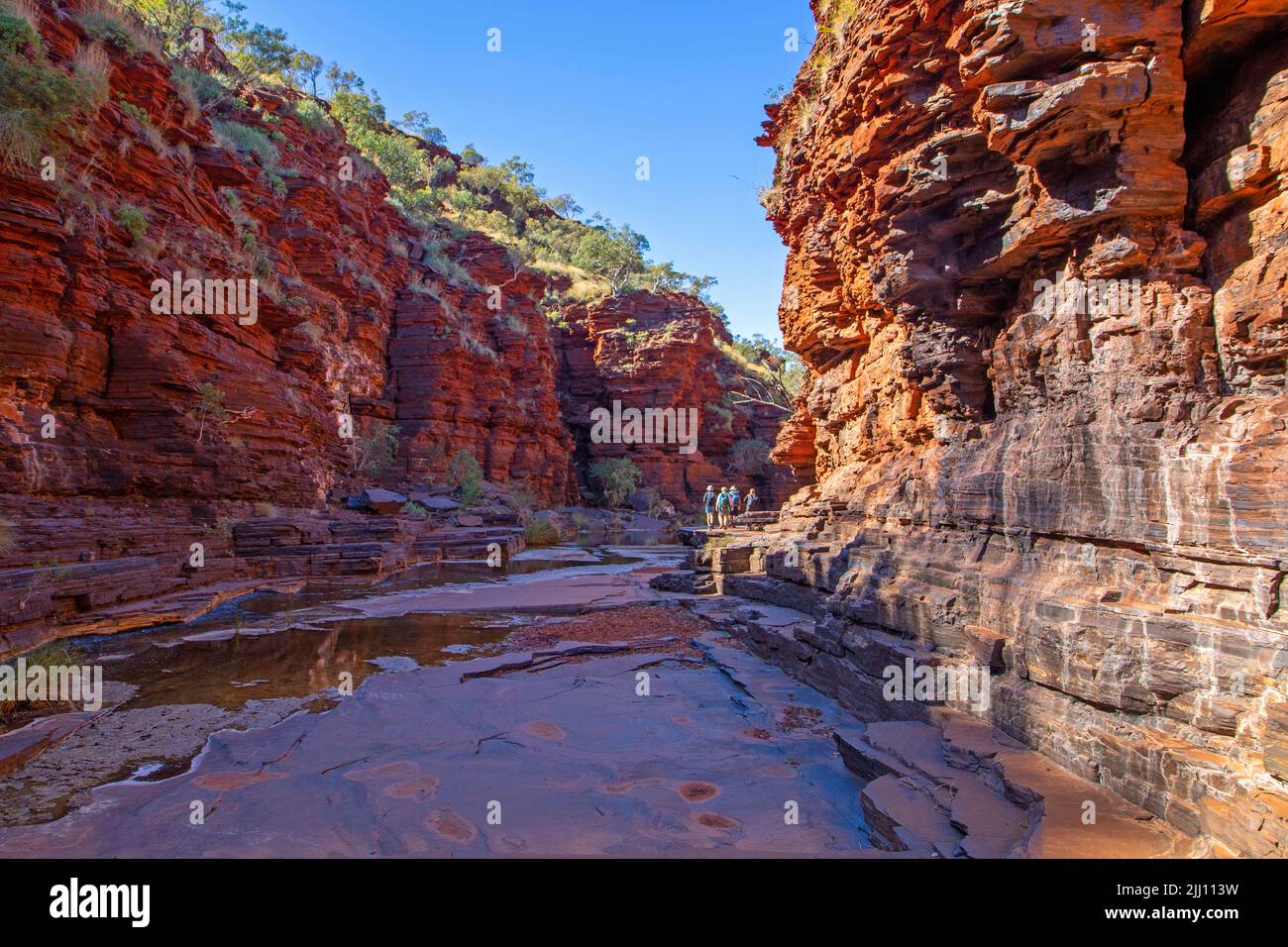 Hiking through Kalamina Gorge, Karijini National Park Stock Photo - Alamy