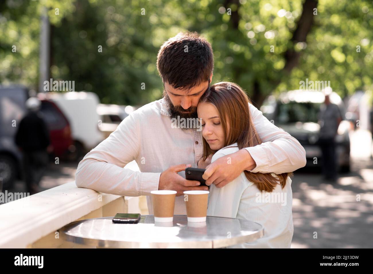 Man woman hugging street hi-res stock photography and images - Alamy