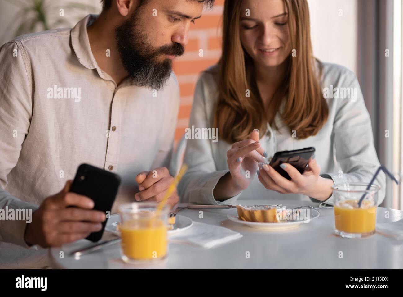 Using phone while eating family hi-res stock photography and images - Alamy
