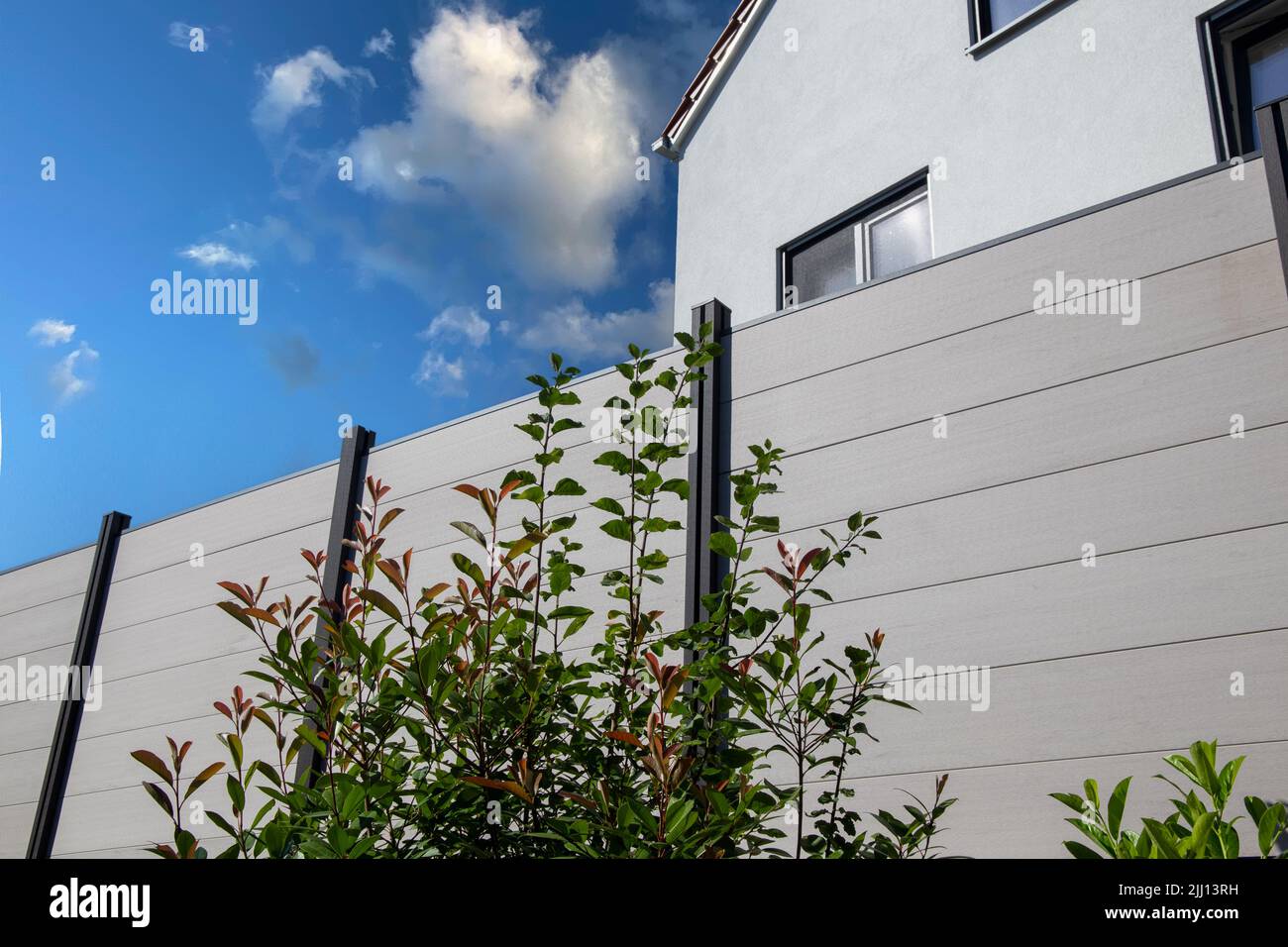 Modern privacy fence garden hi-res stock photography and images - Alamy