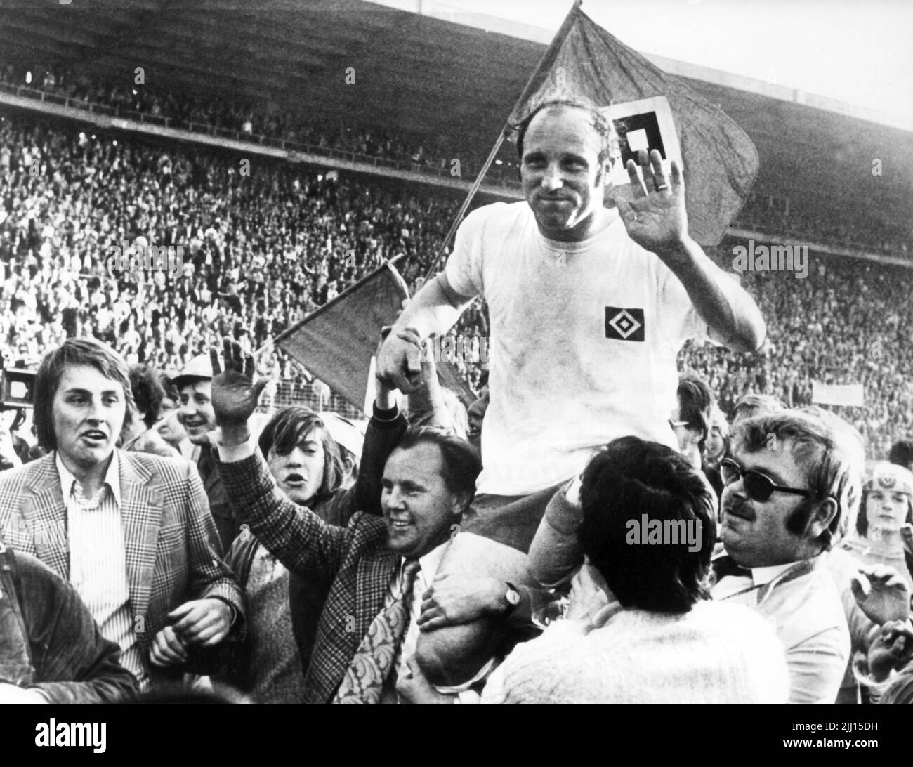 FILED - 01 May 1972, Hamburg: Frenetic celebrations are held for ...