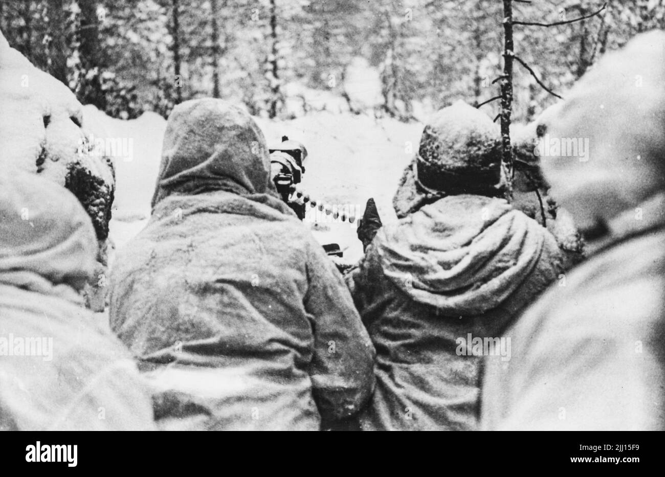 Finskt skyttevärn med kulspruta i snön vid Mannerheimlinjen den 8 mars ...