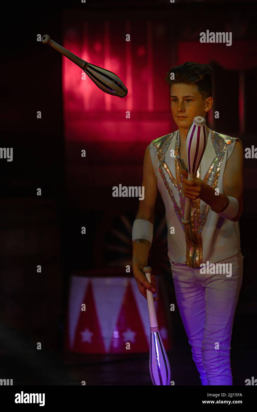 A young circus artist juggling during the performance at Circus Vargas ...