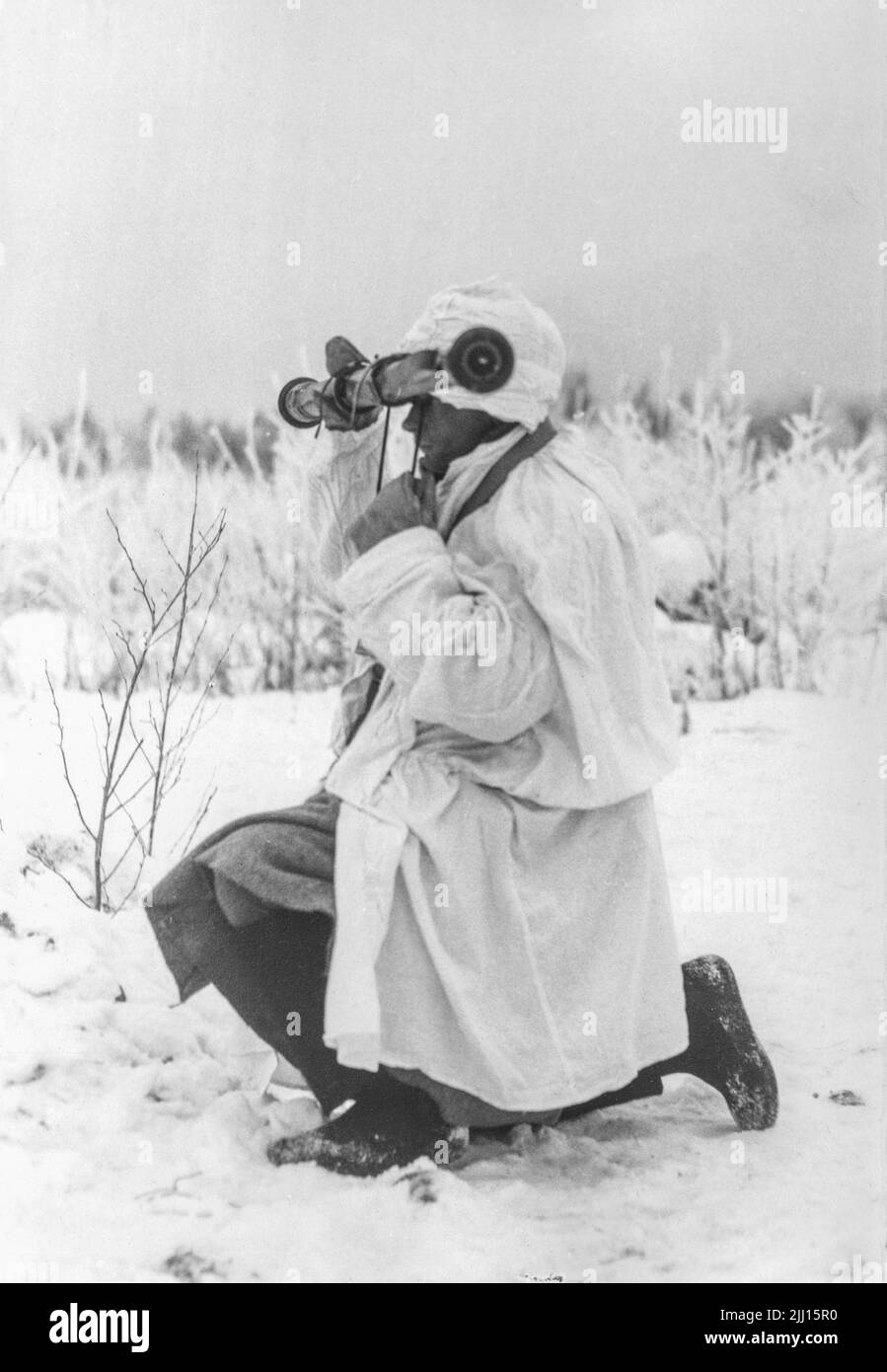 Finsk soldat och observatör i Mannerheimlinjen under vinterkriget den ...